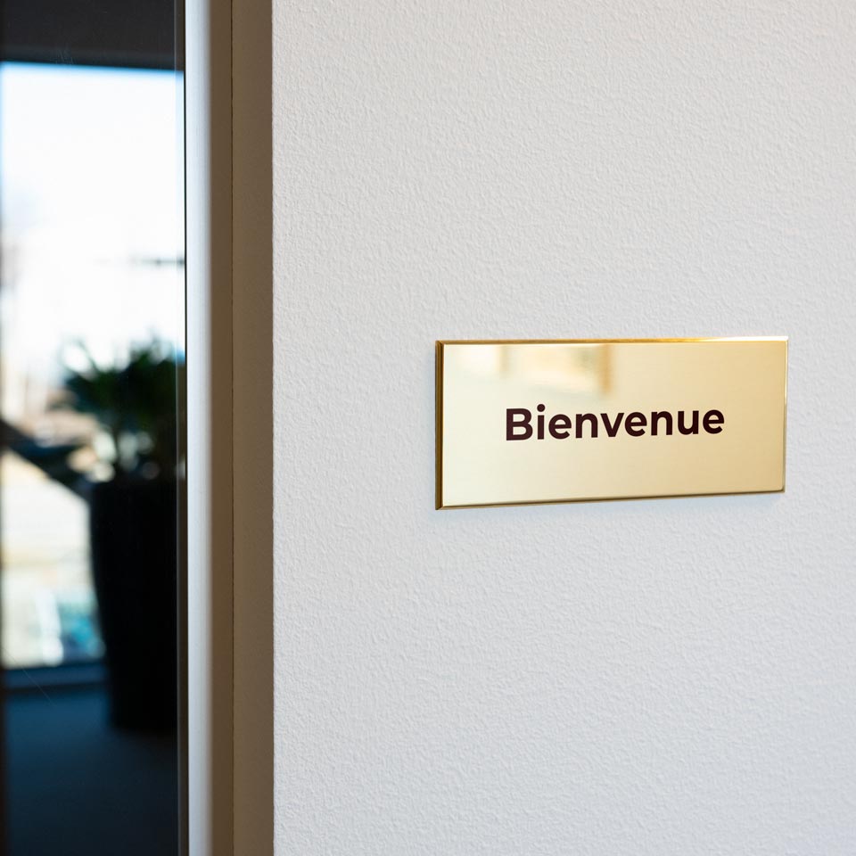 Signalétique – Plaques, panneaux et enseignes personnalisés - Signomatic